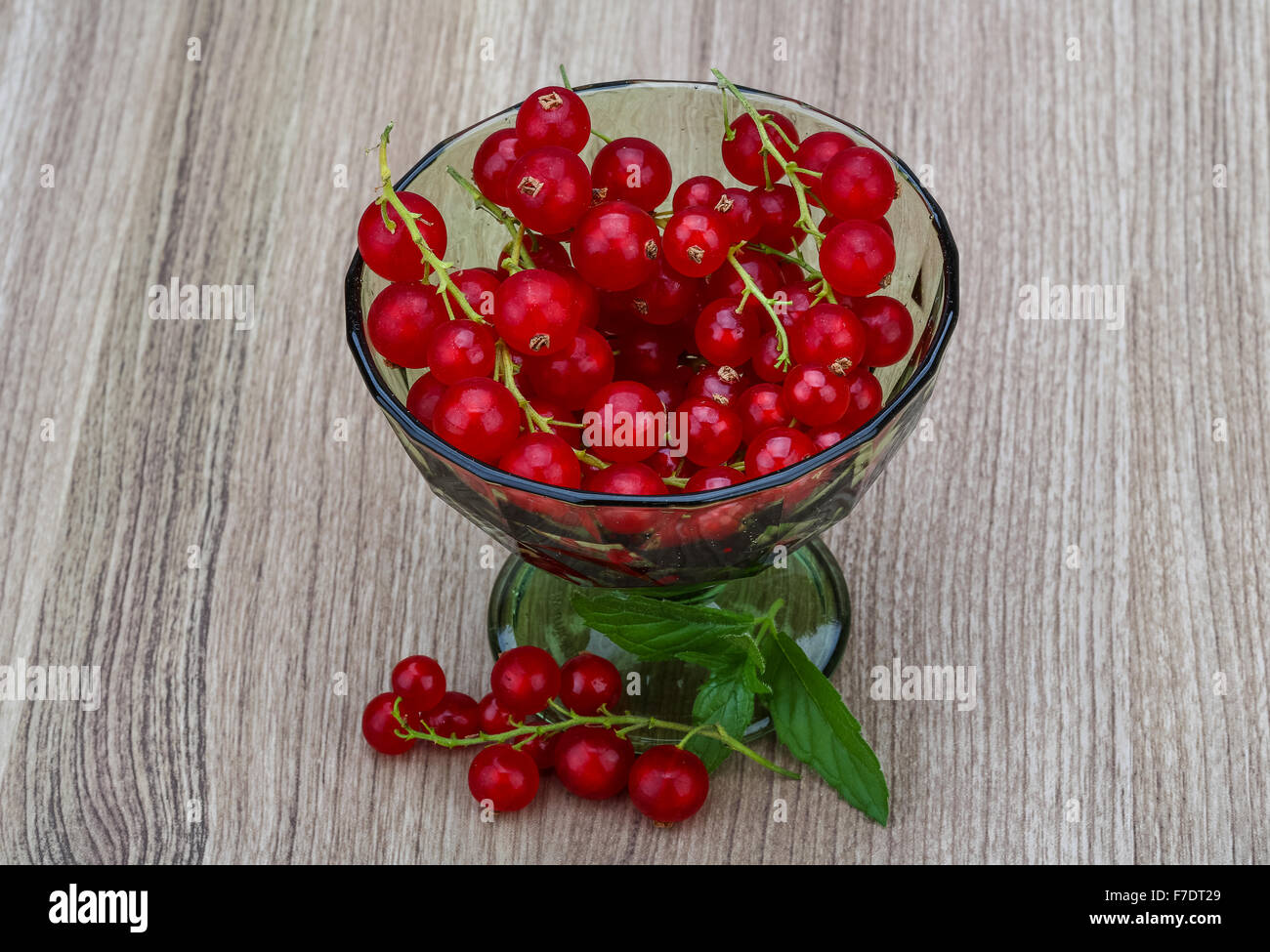 Fresh bright Red currant on the wood background with mint leaves Stock ...
