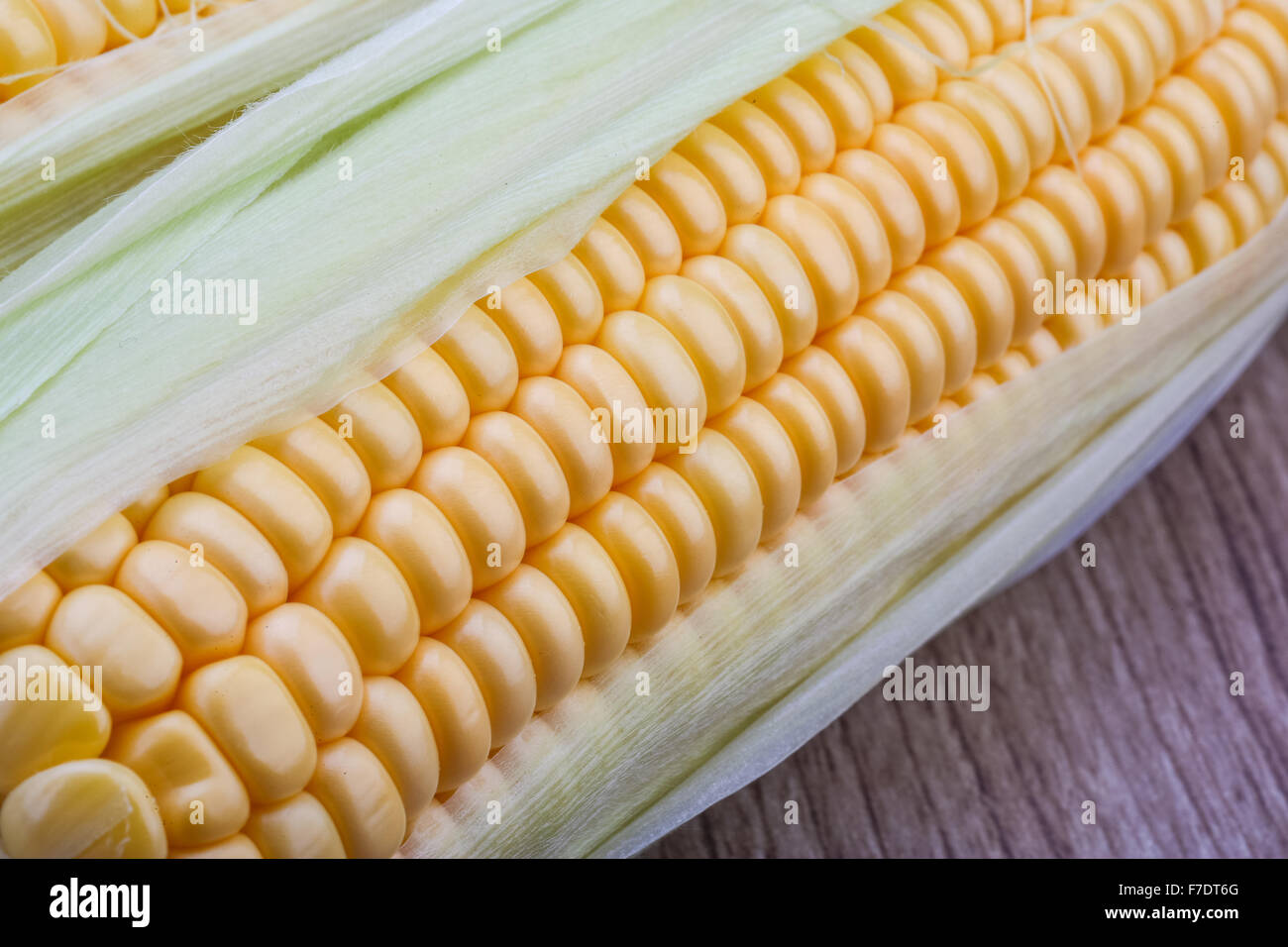 Sweet raw fresh corn on the wood background Stock Photo - Alamy