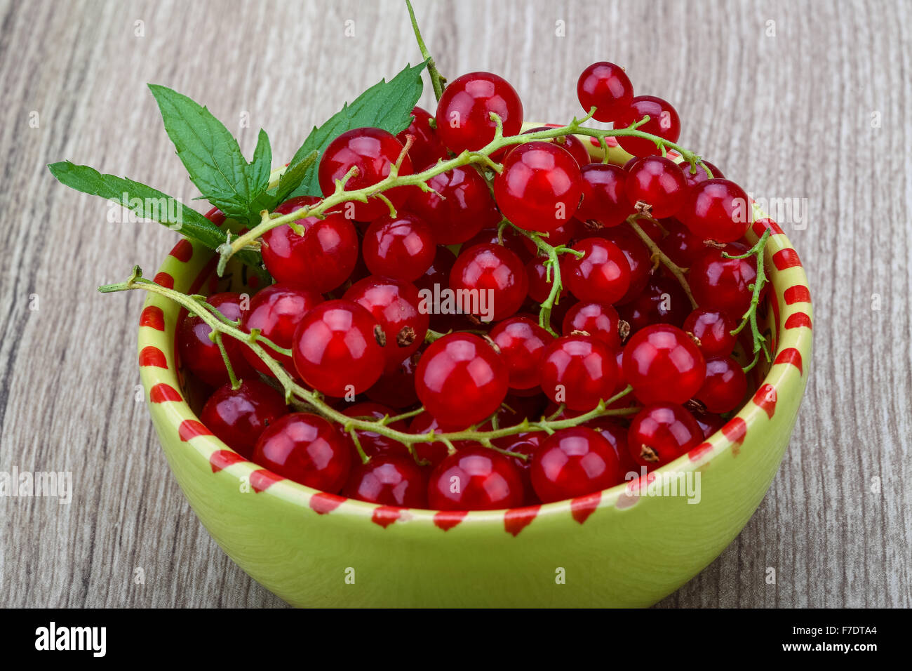 Fresh bright Red currant on the wood background with mint leaves Stock ...