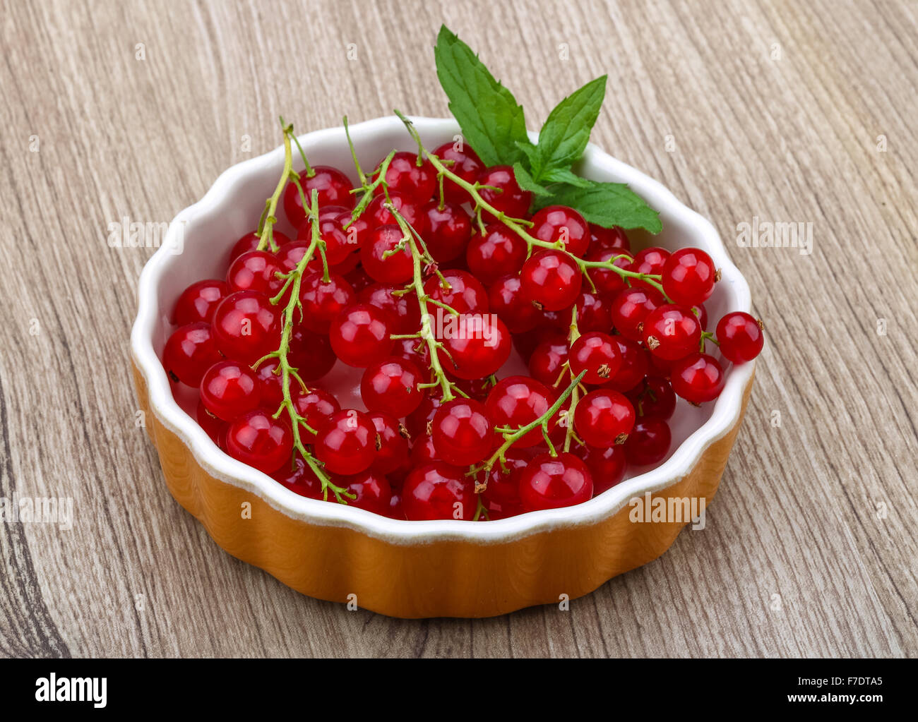 Fresh bright Red currant on the wood background with mint leaves Stock ...