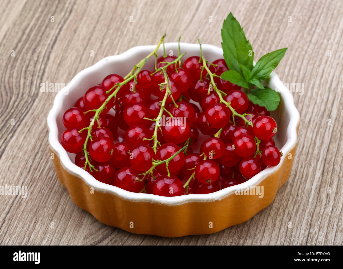 Fresh bright Red currant on the wood background with mint leaves Stock ...