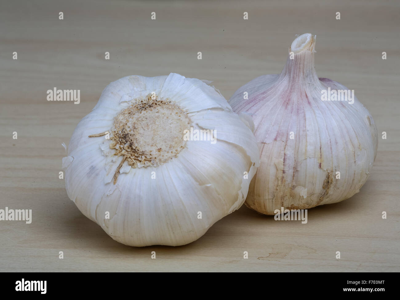 Fresh Garlic head on the wood background Stock Photo - Alamy