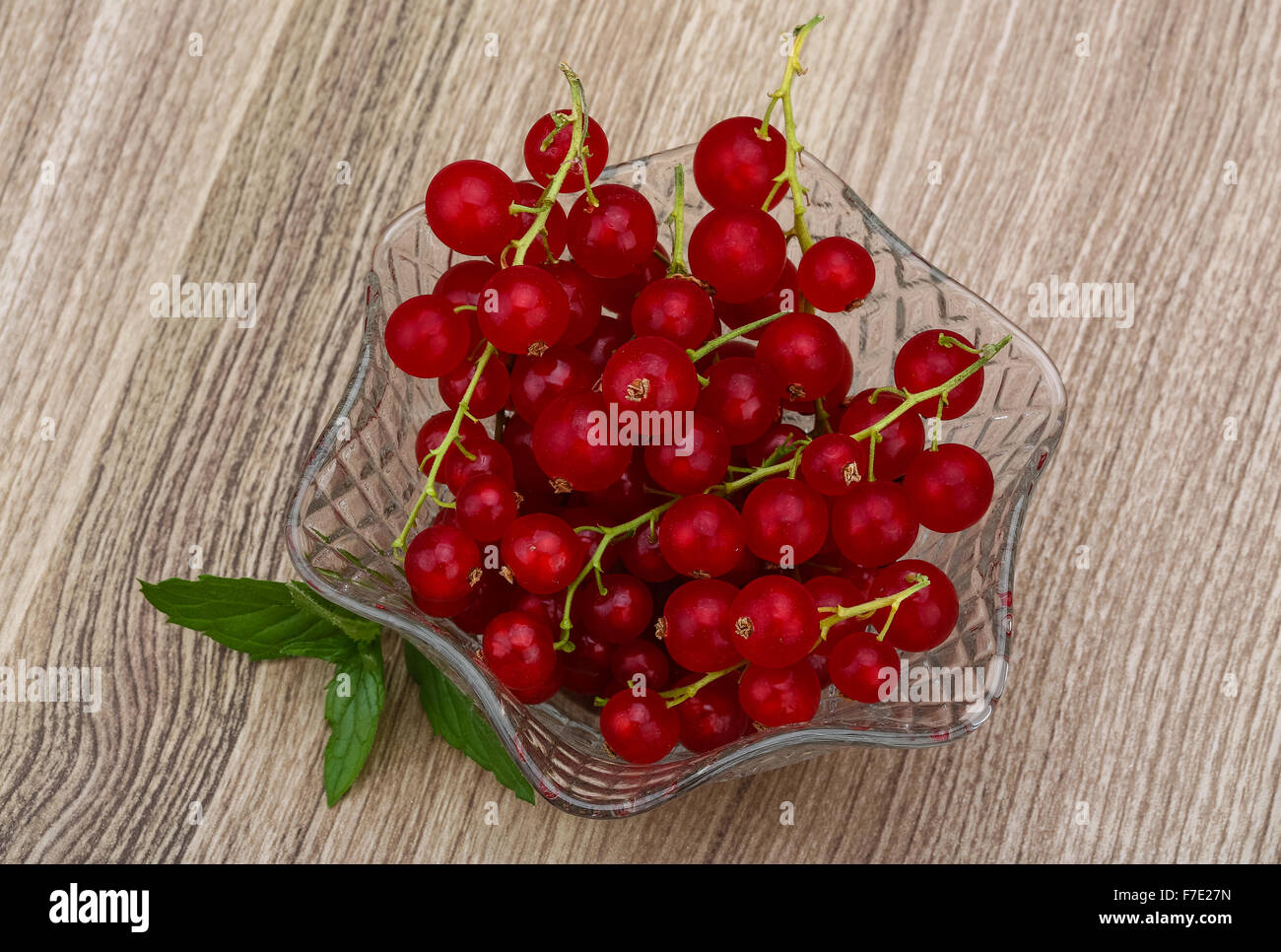 Fresh bright Red currant on the wood background with mint leaves Stock ...