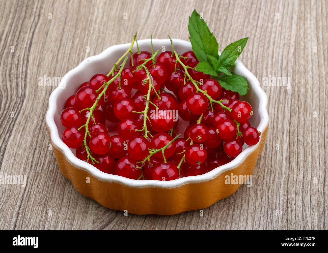 Fresh bright Red currant on the wood background with mint leaves Stock ...