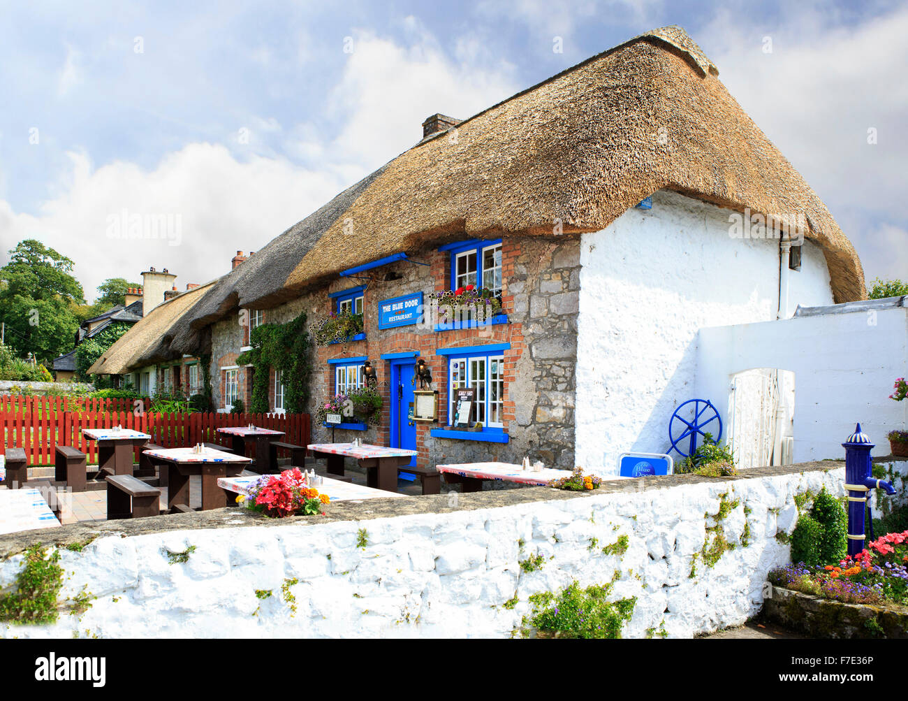 Thatched cottage in adare hi-res stock photography and images - Alamy