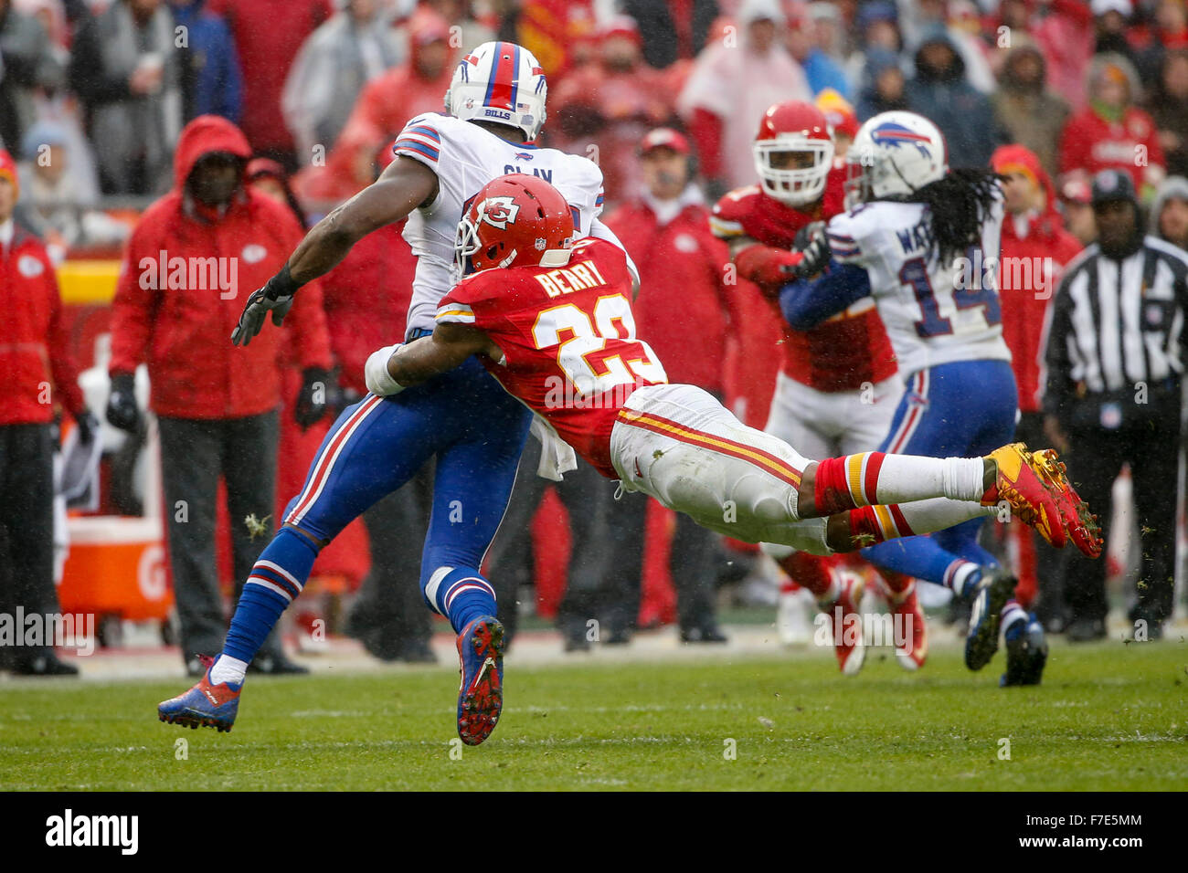 Kansas City, MO, USA. 29th Nov, 2015. Buffalo Bills tight end Charles ...