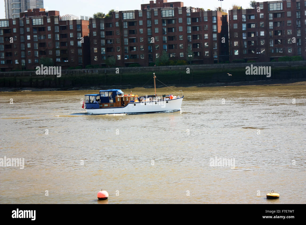 Motor boat on the thames hi-res stock photography and images - Alamy