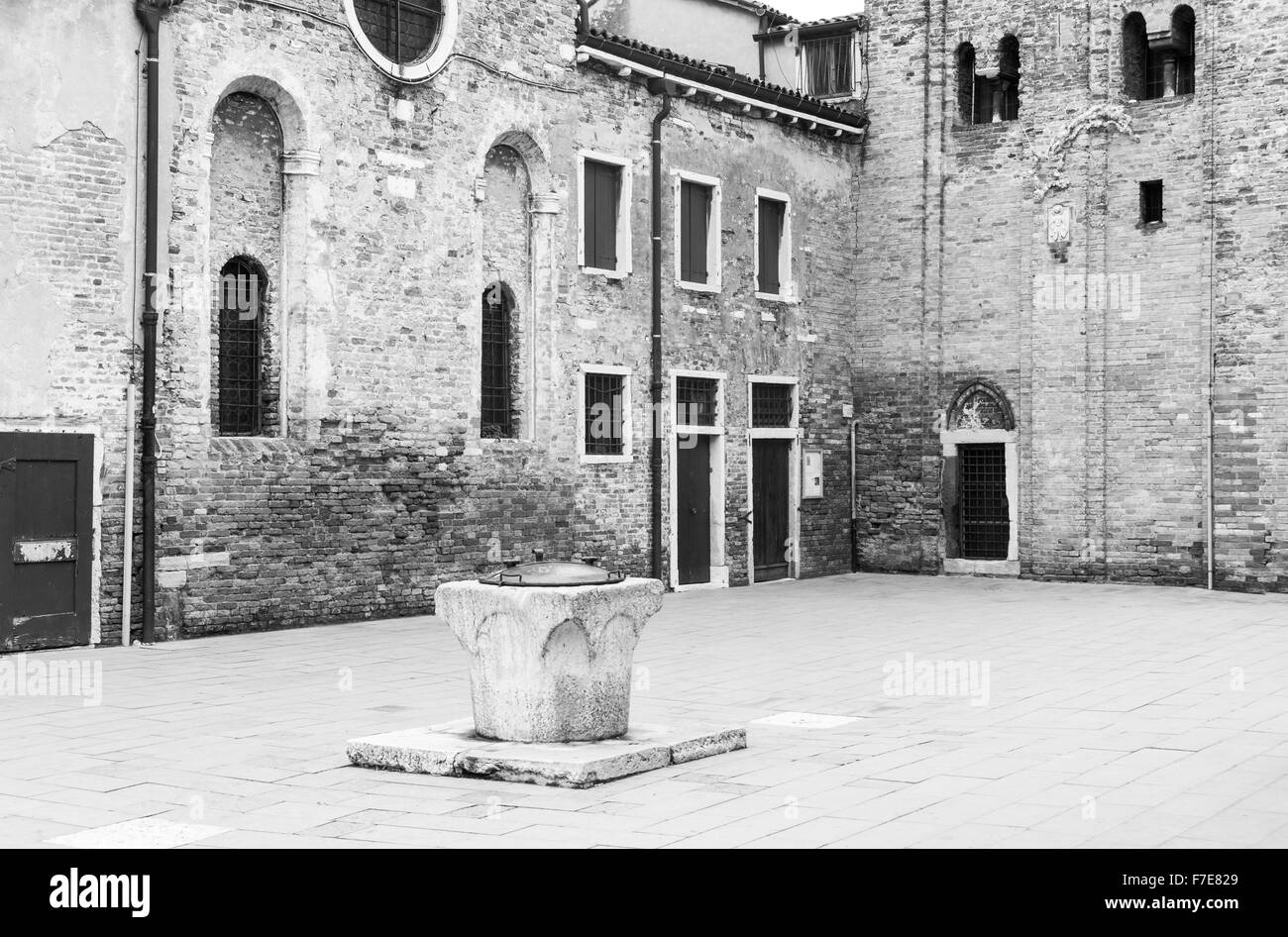 Ghetto square hi-res stock photography and images - Alamy