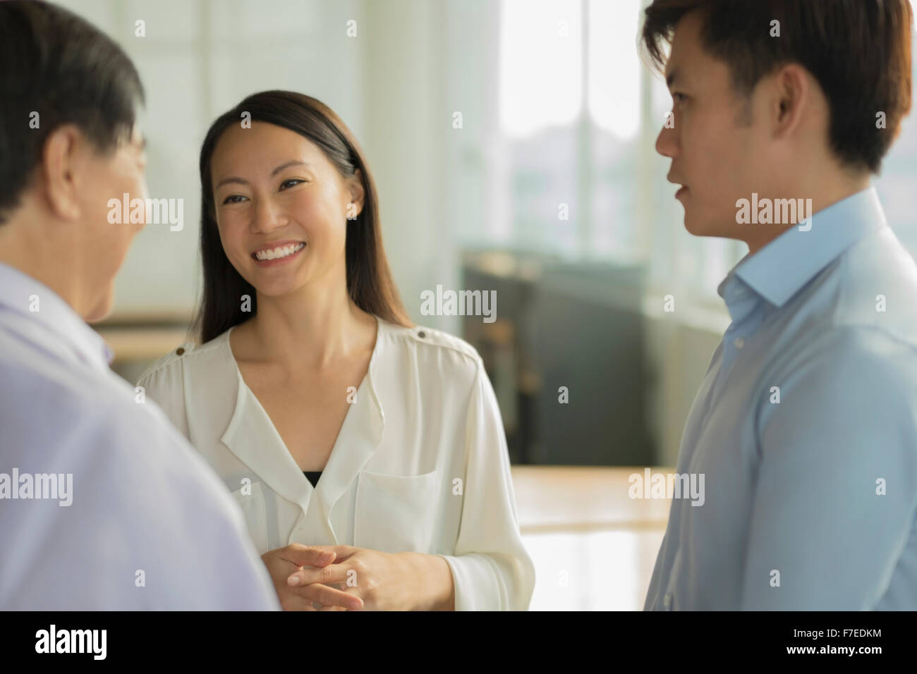Singapore three people talking hi-res stock photography and images - Alamy