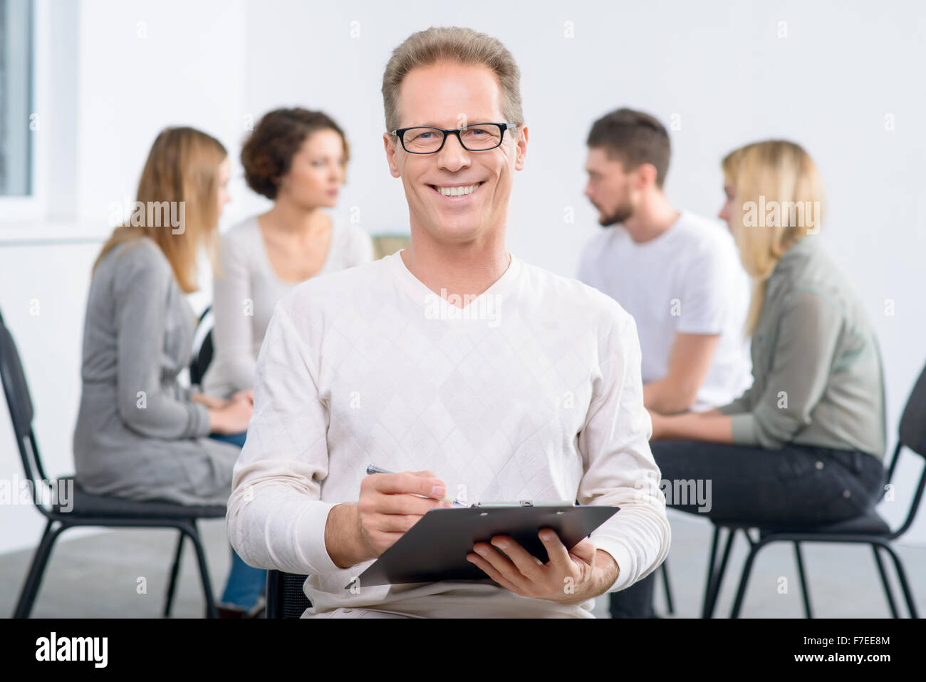 Psychologist working with group of people Stock Photo - Alamy