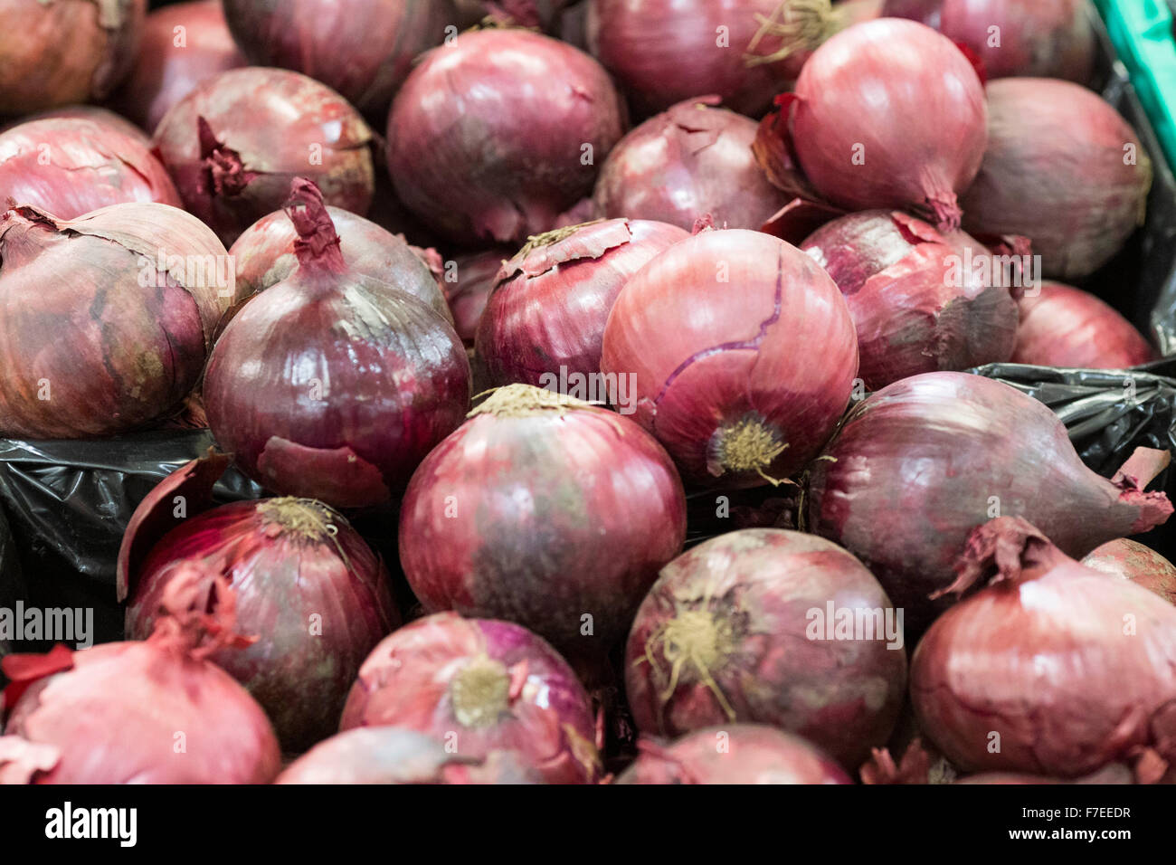 red onions in a supermarket Stock Photo - Alamy