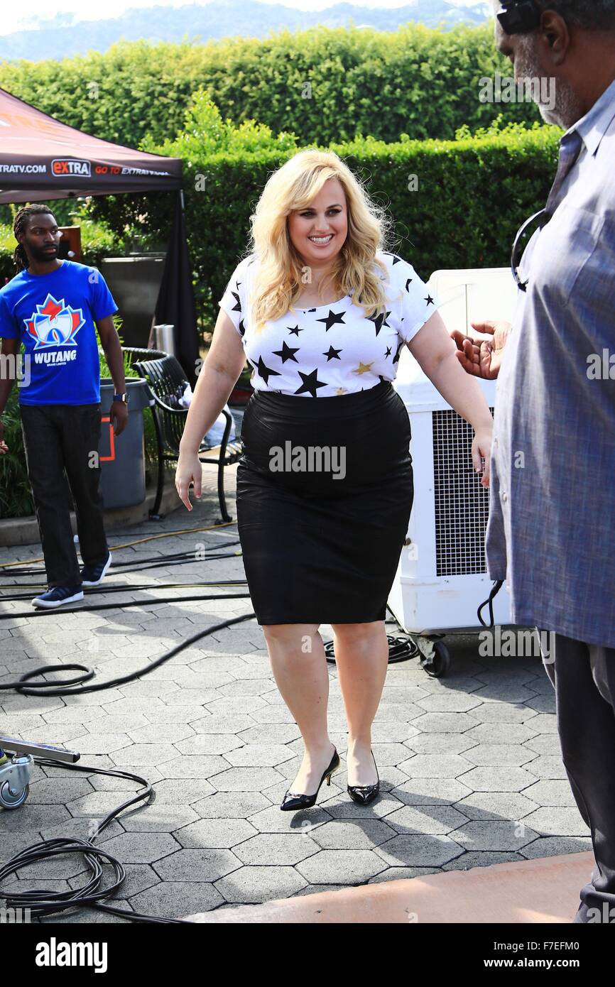 Rebel Wilson is on the set of Extra! at Universal Studios Hollywood ...