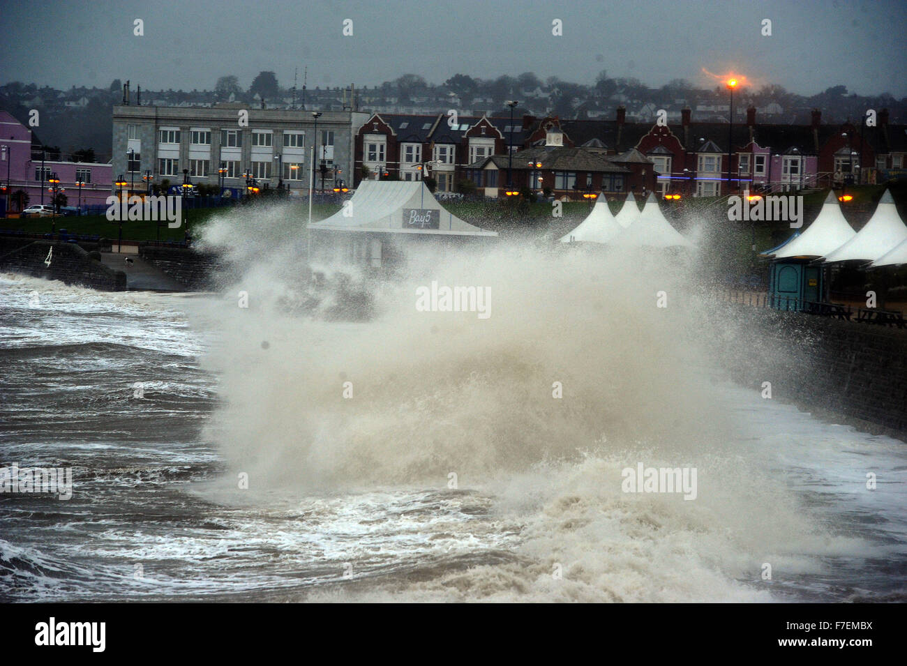 High winds hit the coast at Whitmore Bay, Barry Island in the Vale of ...