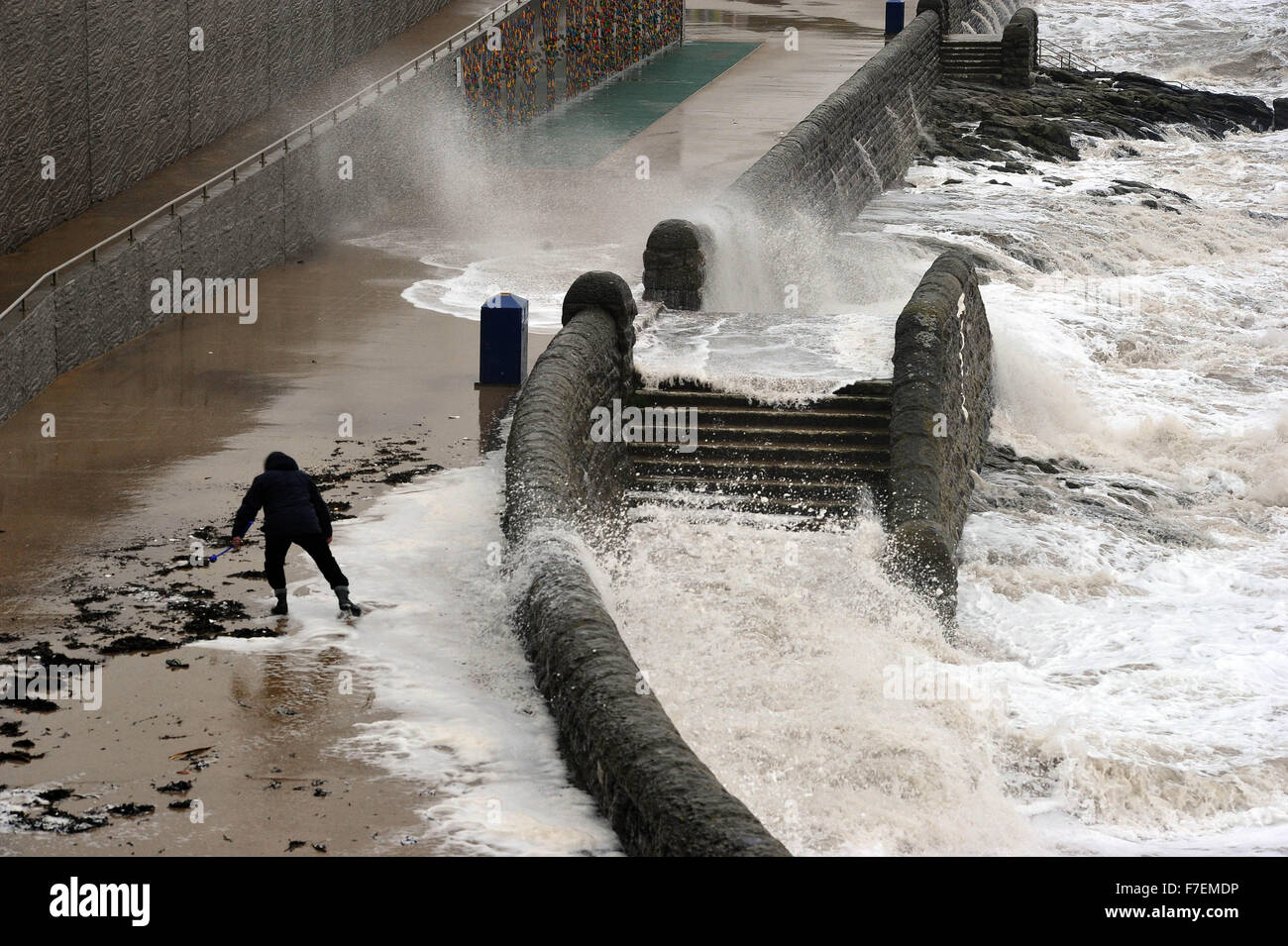 High winds hit the coast at Whitmore Bay, Barry Island in the Vale of ...