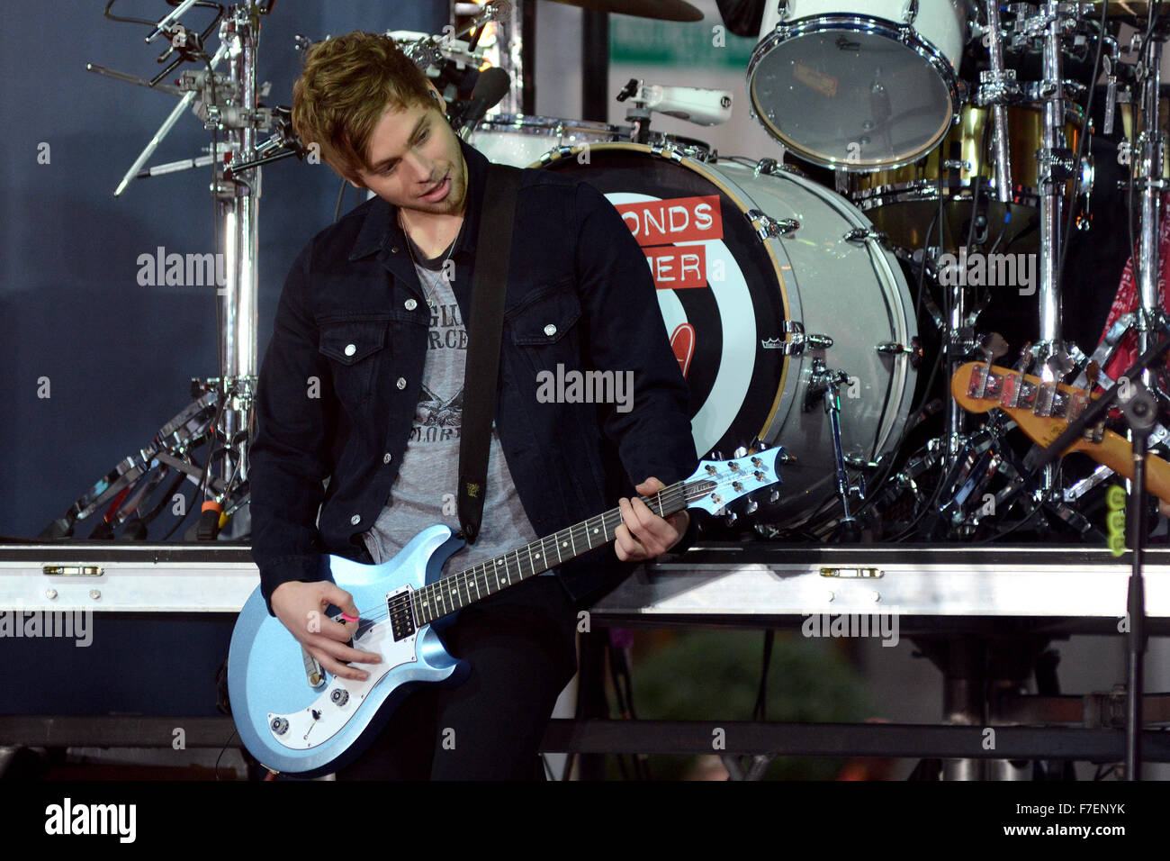 Luke hemmings 5 seconds summer on stage hi-res stock photography and ...