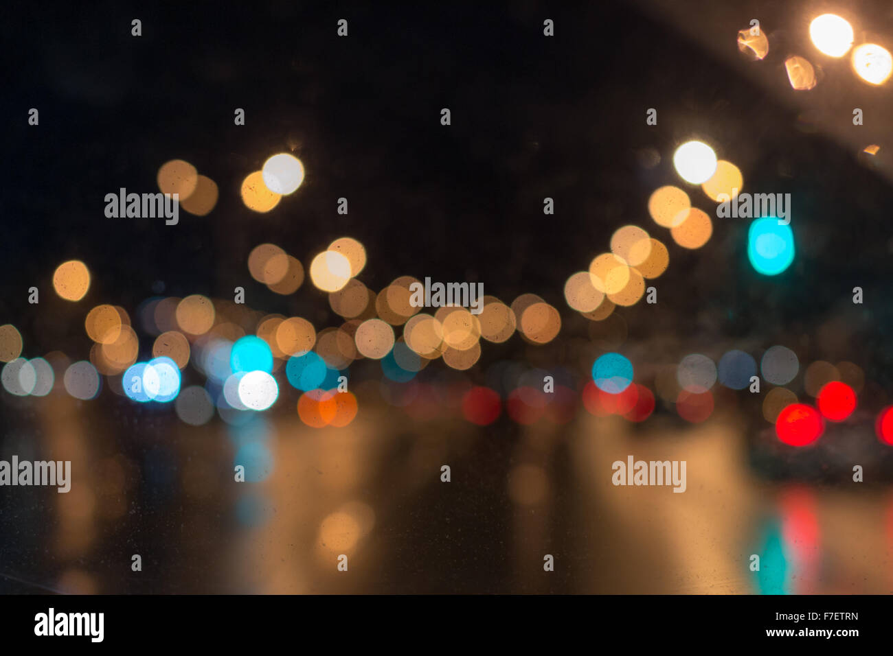Wet road reflections traffic lights hi-res stock photography and images ...