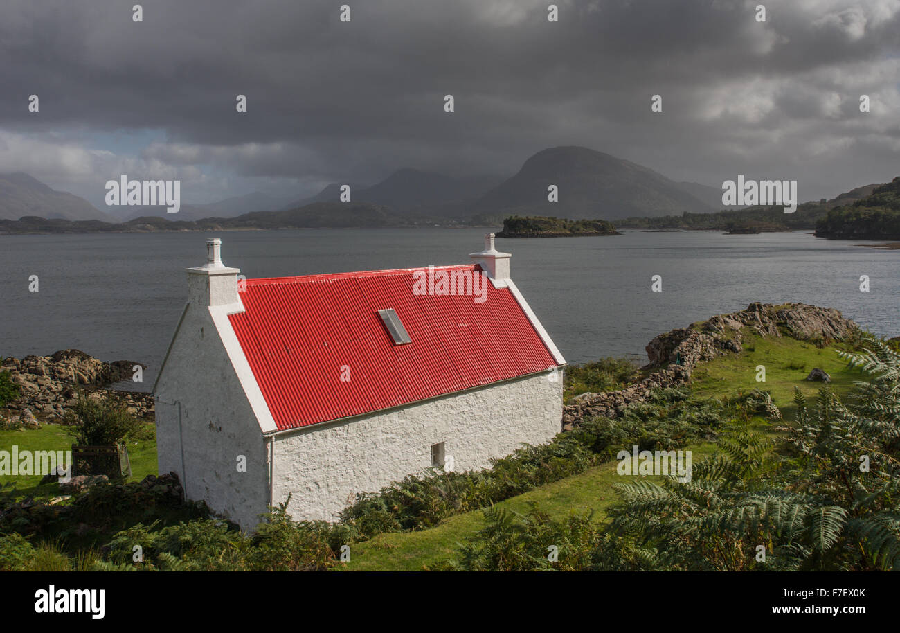 Cottage red roof loch sheildaig hi-res stock photography and images - Alamy