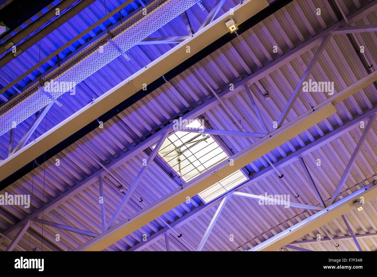 Ceiling with steel struts hi-res stock photography and images - Alamy