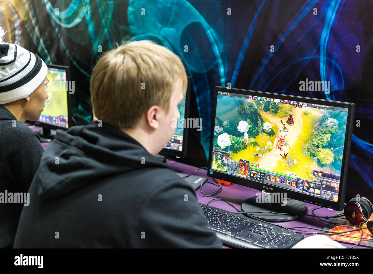 Teenagers video game hi-res stock photography and images - Alamy