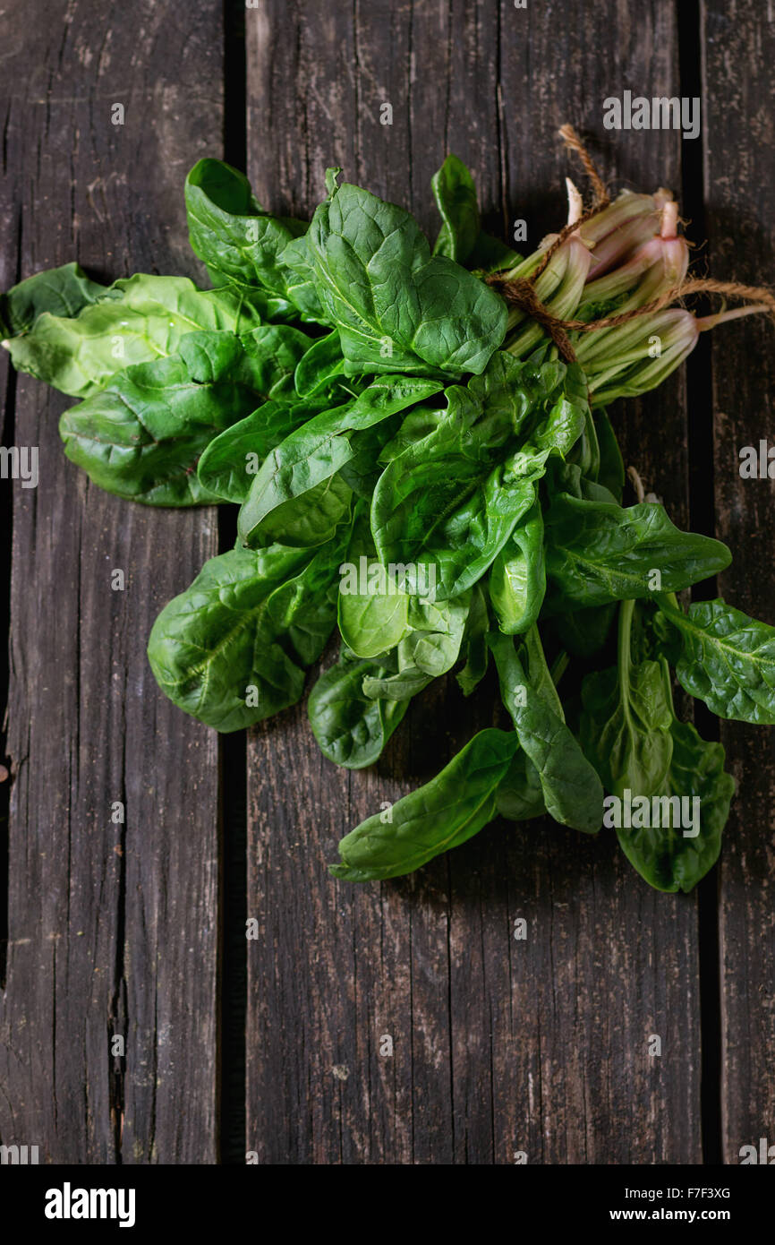 Bunch of fresh spinach Stock Photo - Alamy