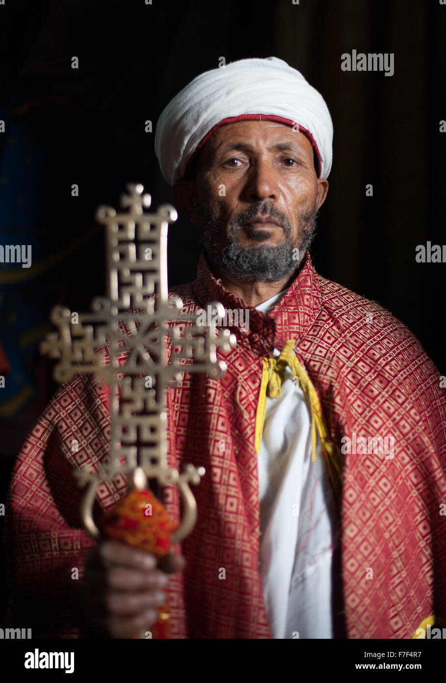 An Ethiopian Christian orthodox priest holds up a Lalibela cross Stock ...