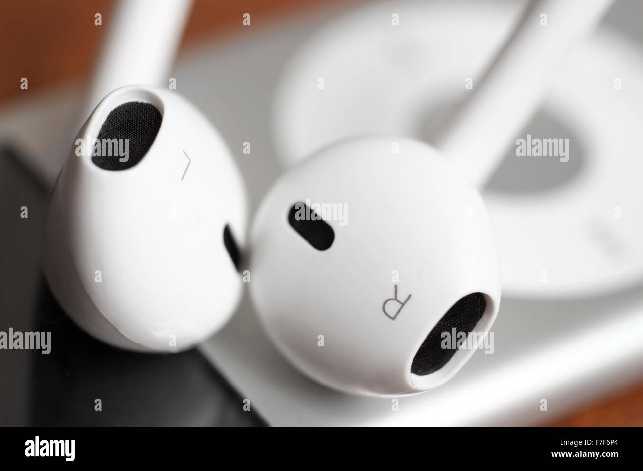 white earpieces on mp3 player Stock Photo - Alamy