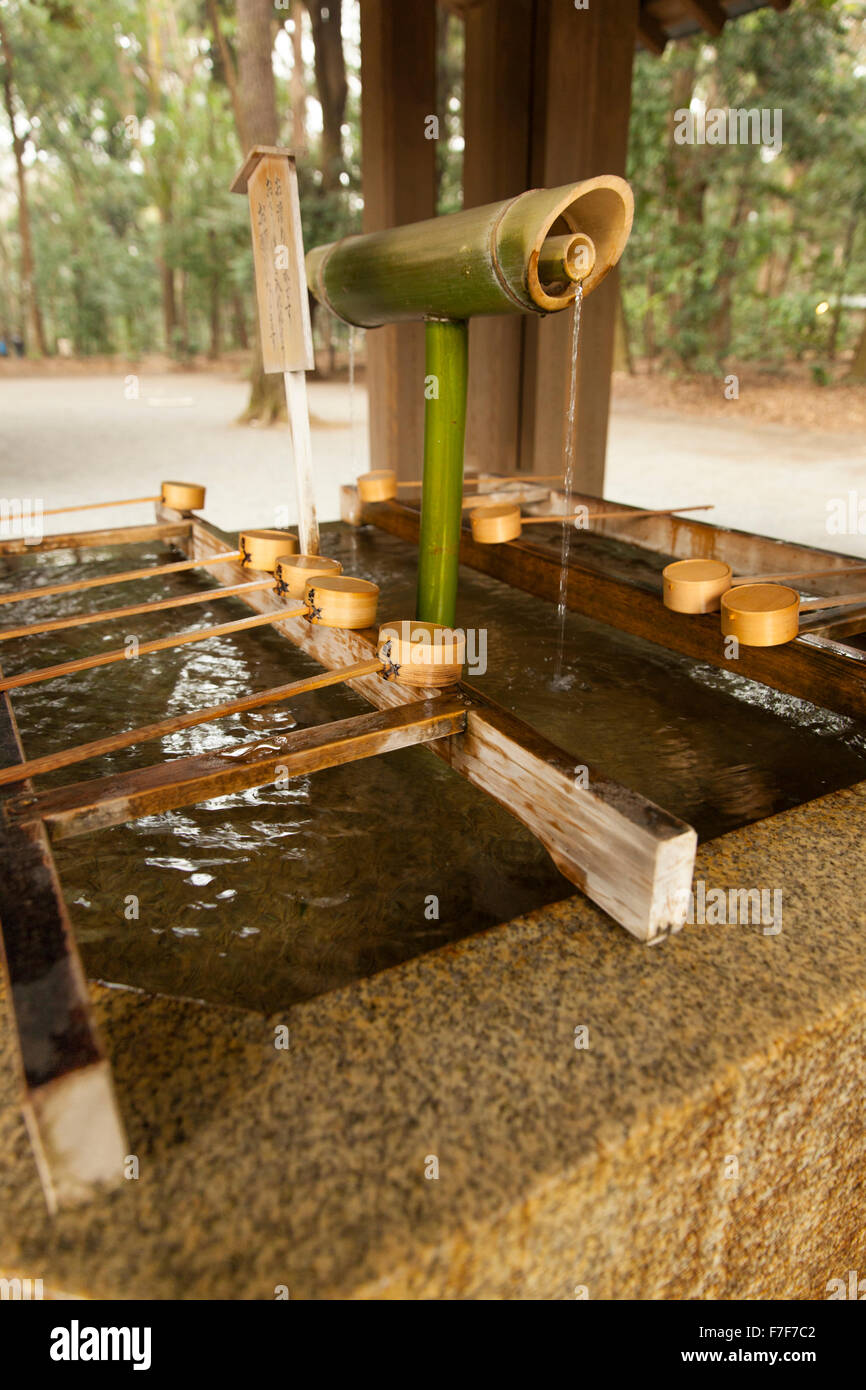 Shinto washing ritual Stock Photo - Alamy