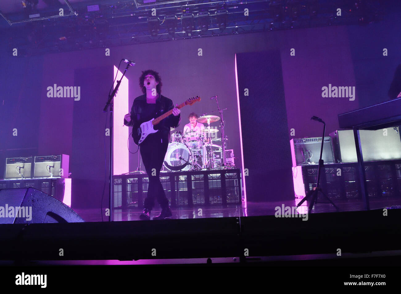Matthew healy 1975 play full hi-res stock photography and images - Alamy