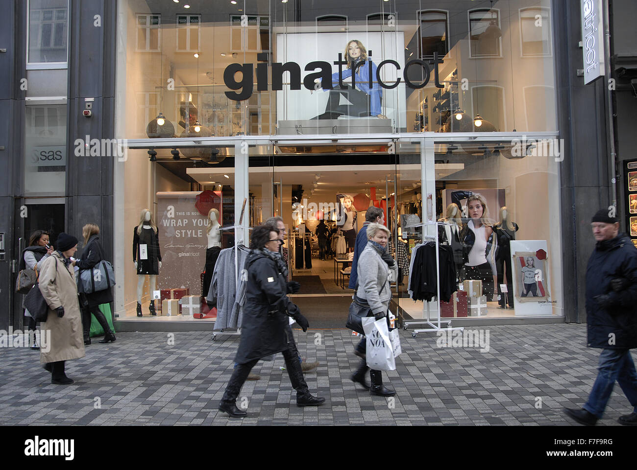 Copenhagen, Denmark. 30th November, 2015. Christmas shoppers with ...