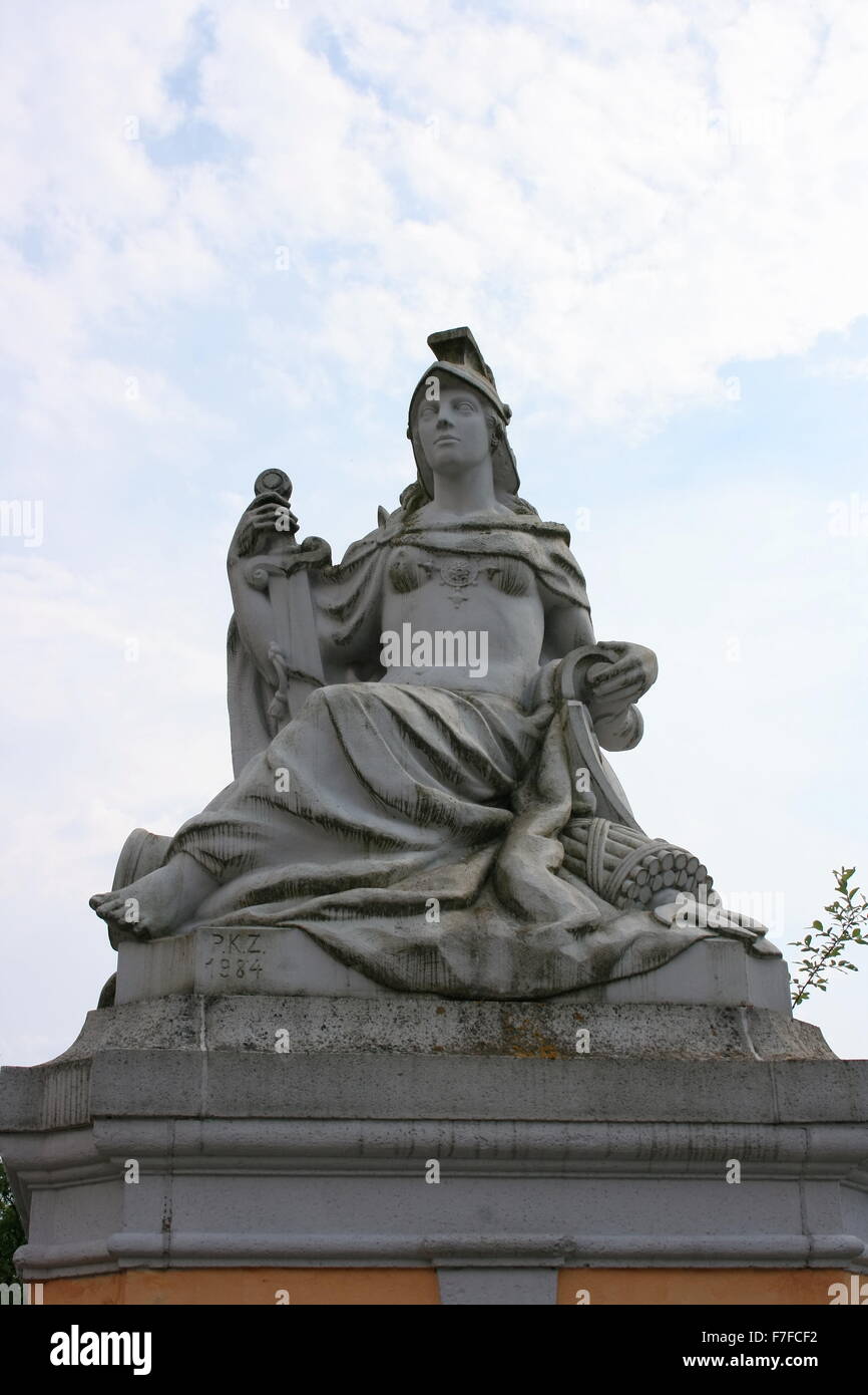 Woman sitting statue hi-res stock photography and images - Alamy