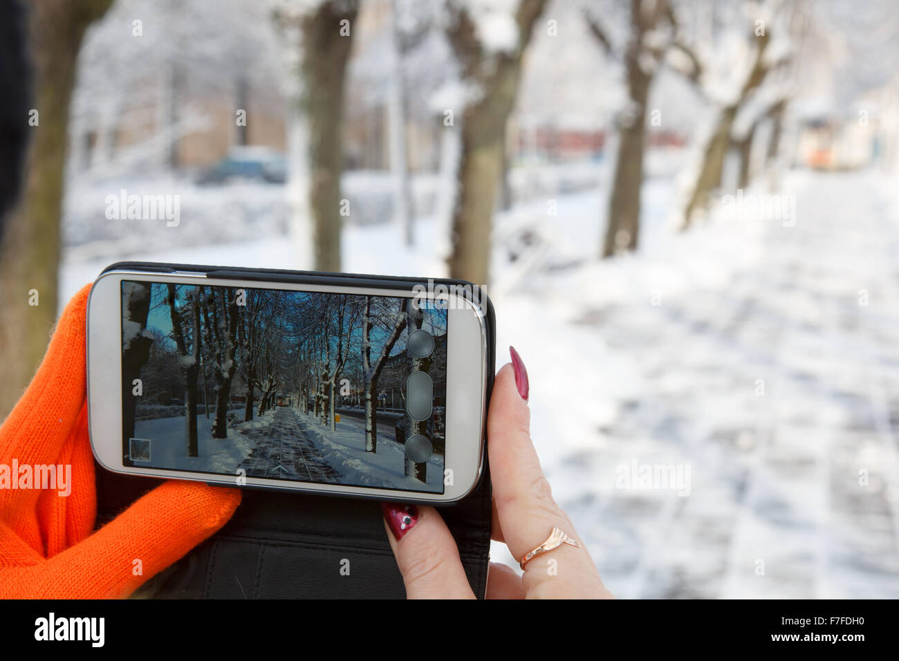 Mobile phone hand winter hi-res stock photography and images - Alamy