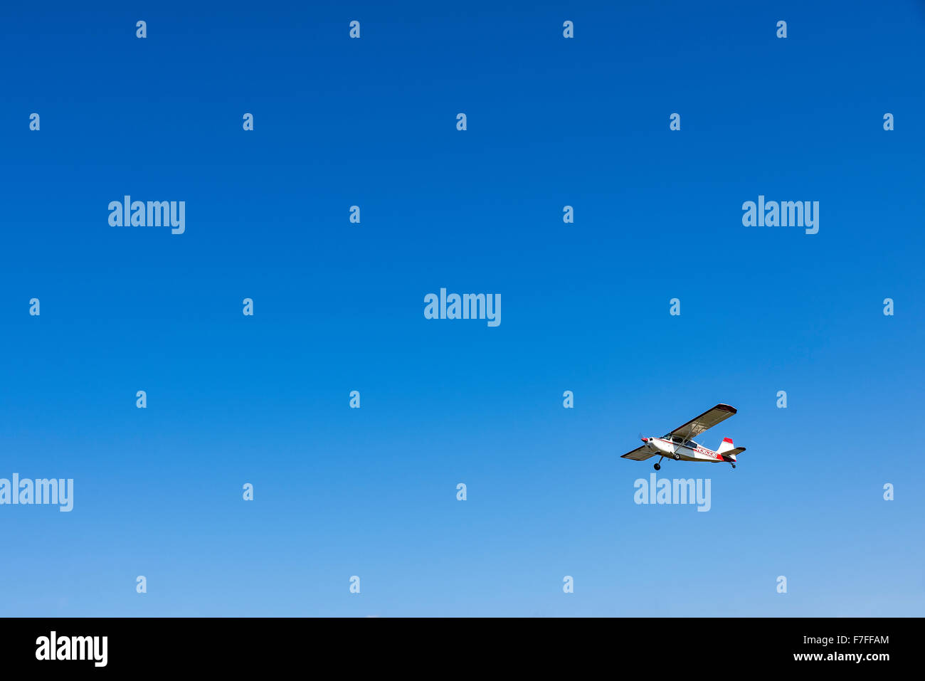 Small single engine plane in flight Stock Photo - Alamy