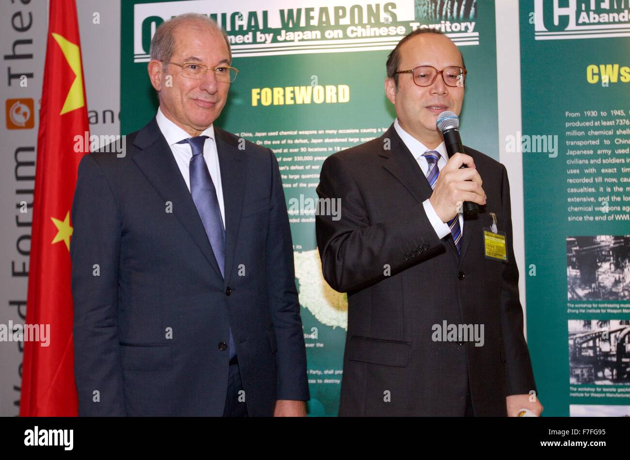 Hague. 30th Nov, 2015. Ahmet Uzumcu (L), Director-General of the ...