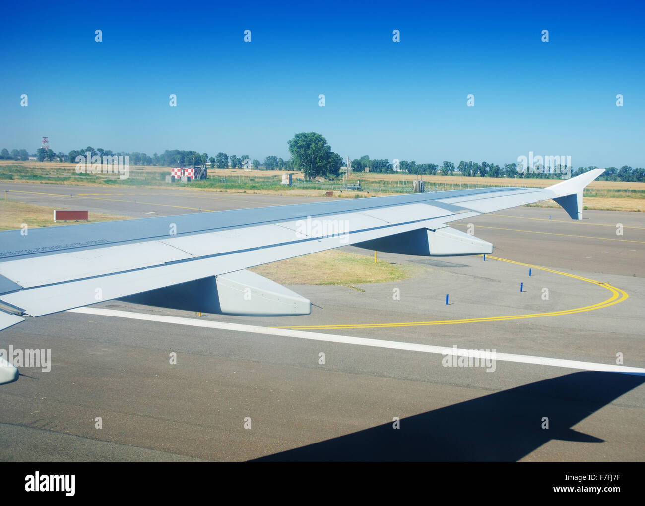 Airplane wing out of window Stock Photo - Alamy