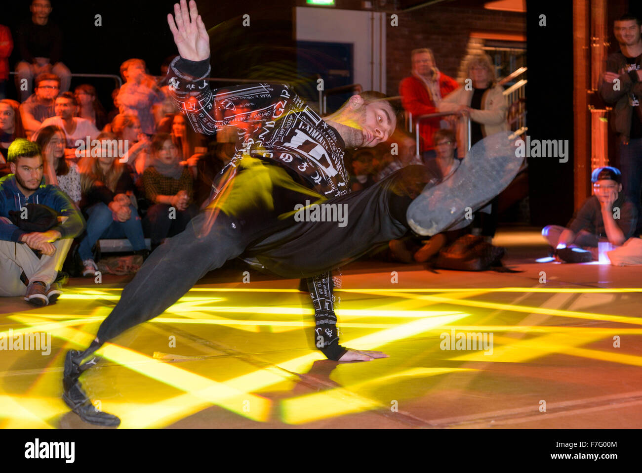 Break dancing competition hi-res stock photography and images - Alamy
