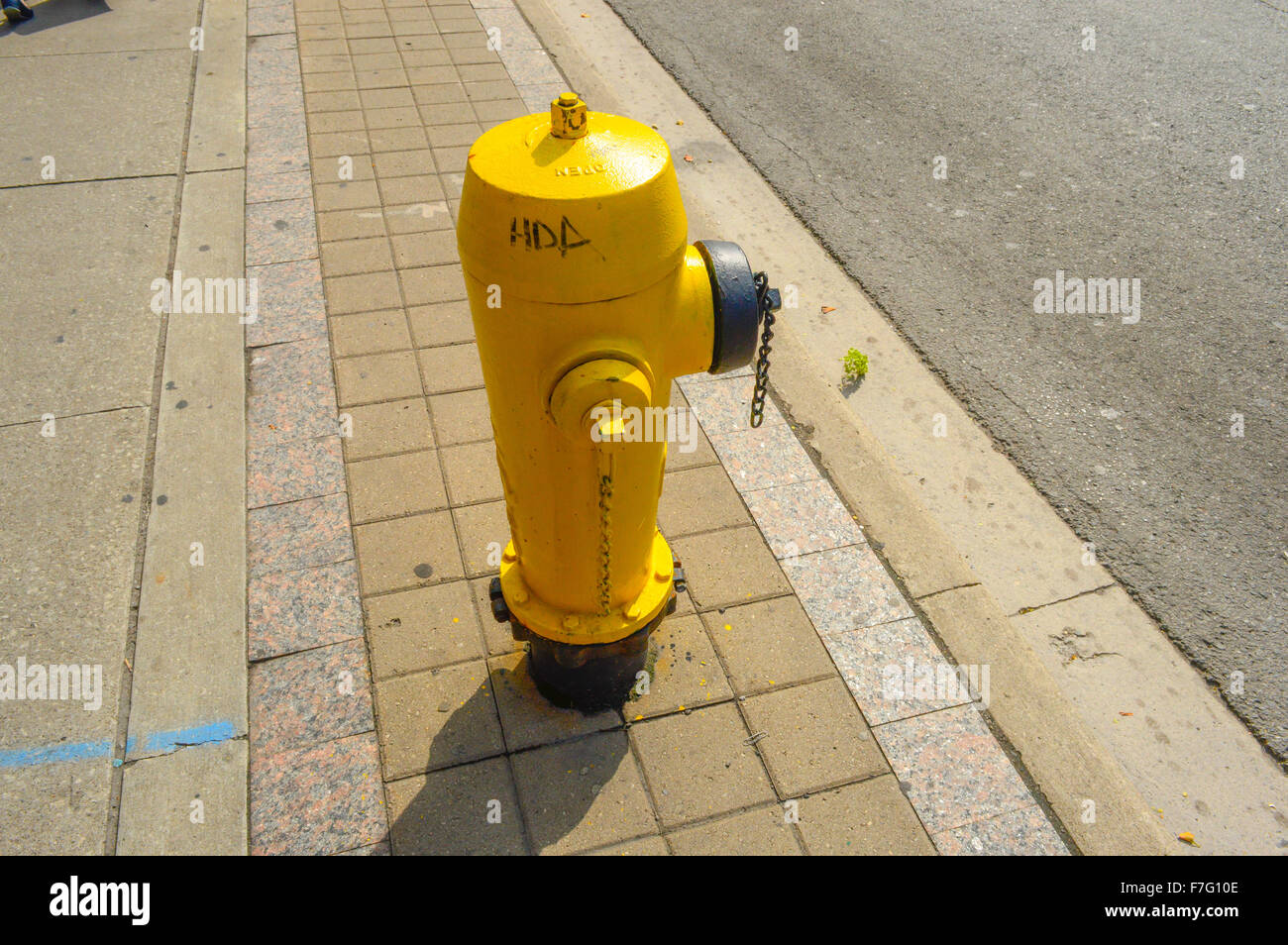 Yellow hydrant Toronto downtown Stock Photo - Alamy