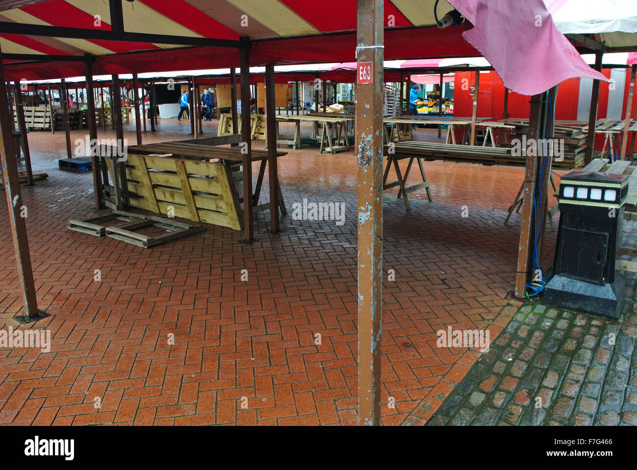 Empty market stalls hi-res stock photography and images - Alamy