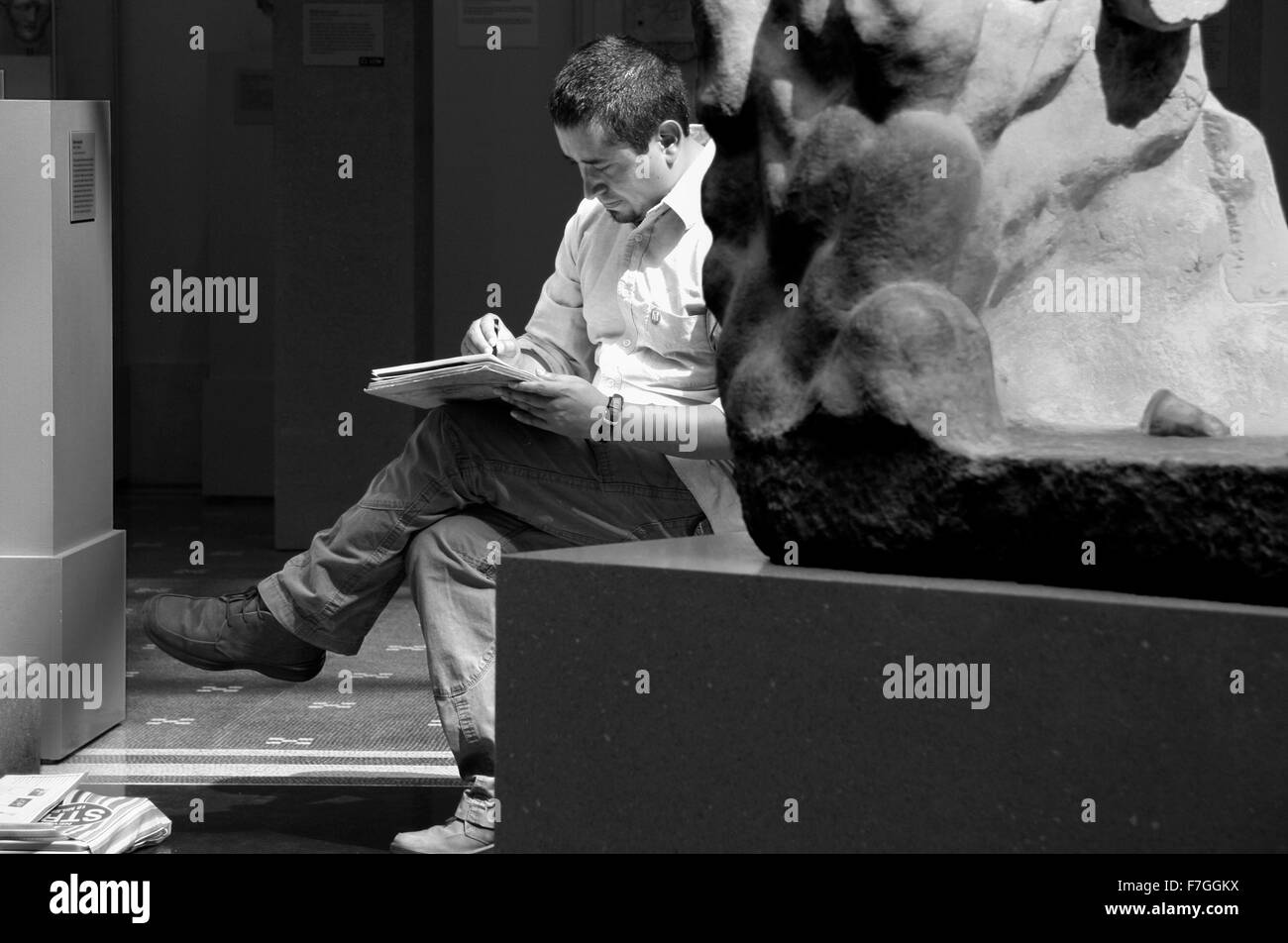 NEW YORK CITY - JUN 26: Artist drawing on Metropolitan Museum of Art ...