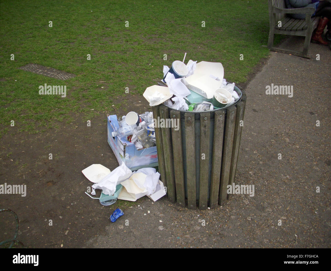 Overflowing litter bin Stock Photo - Alamy Overflowing litter bin Stock Photo - Alamy