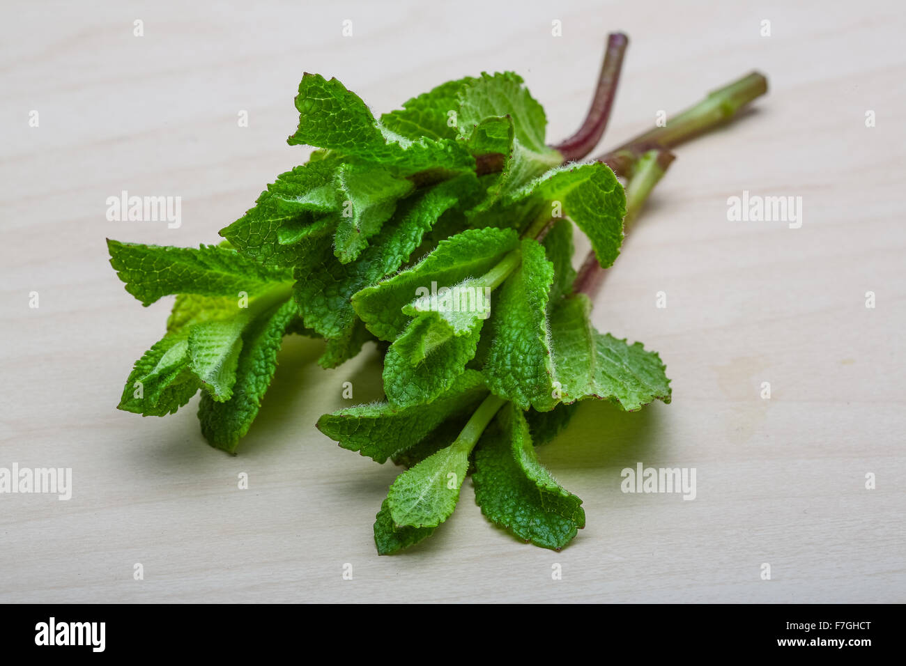 Fresh bright mint leaves on the wood background Stock Photo - Alamy