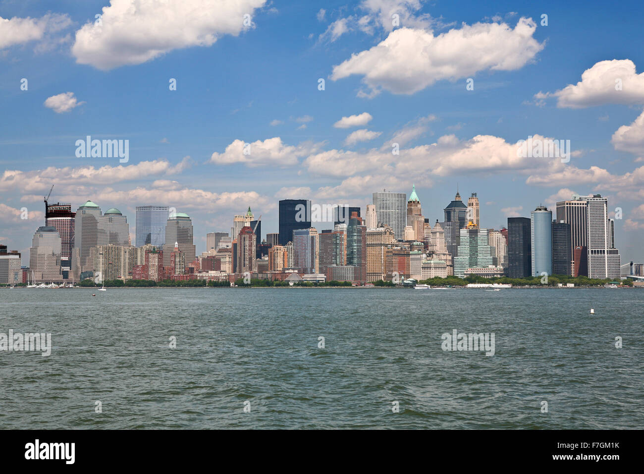 Sunny new york skyline river hi-res stock photography and images - Alamy