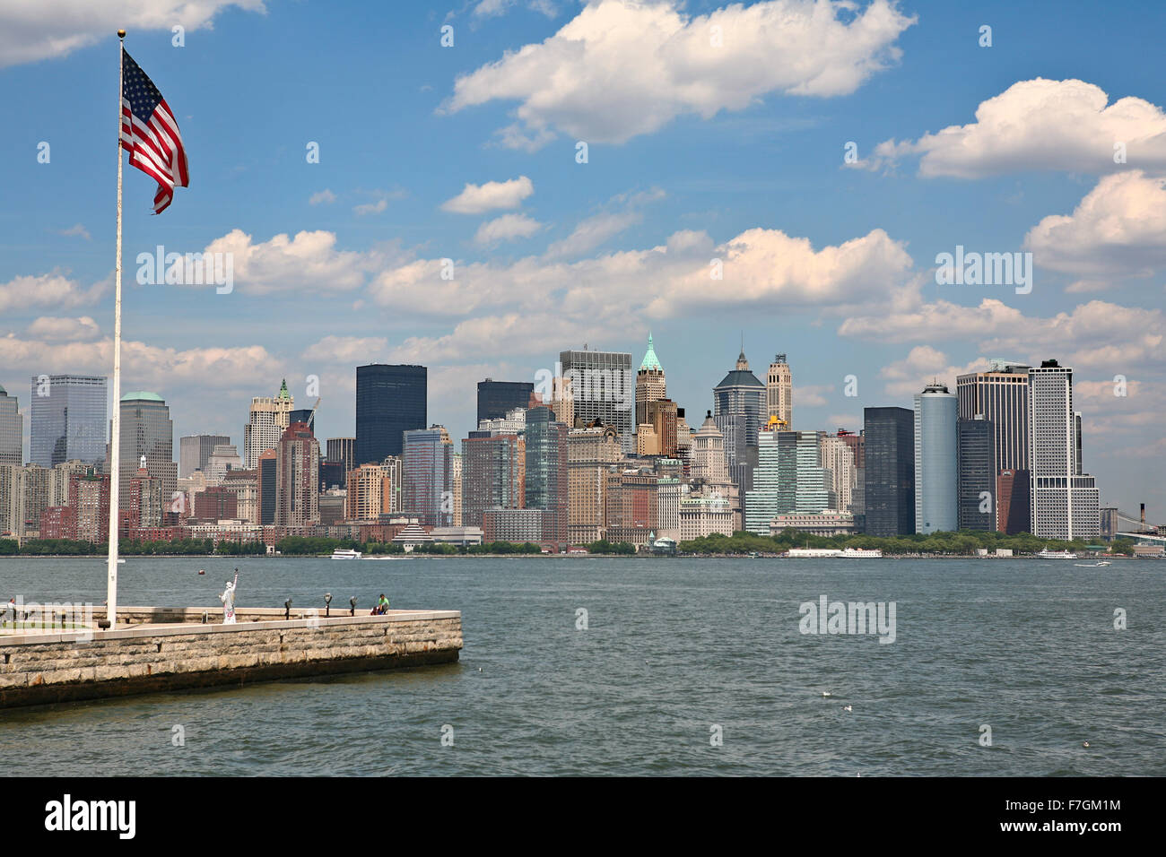 Sunny new york skyline river hi-res stock photography and images - Alamy