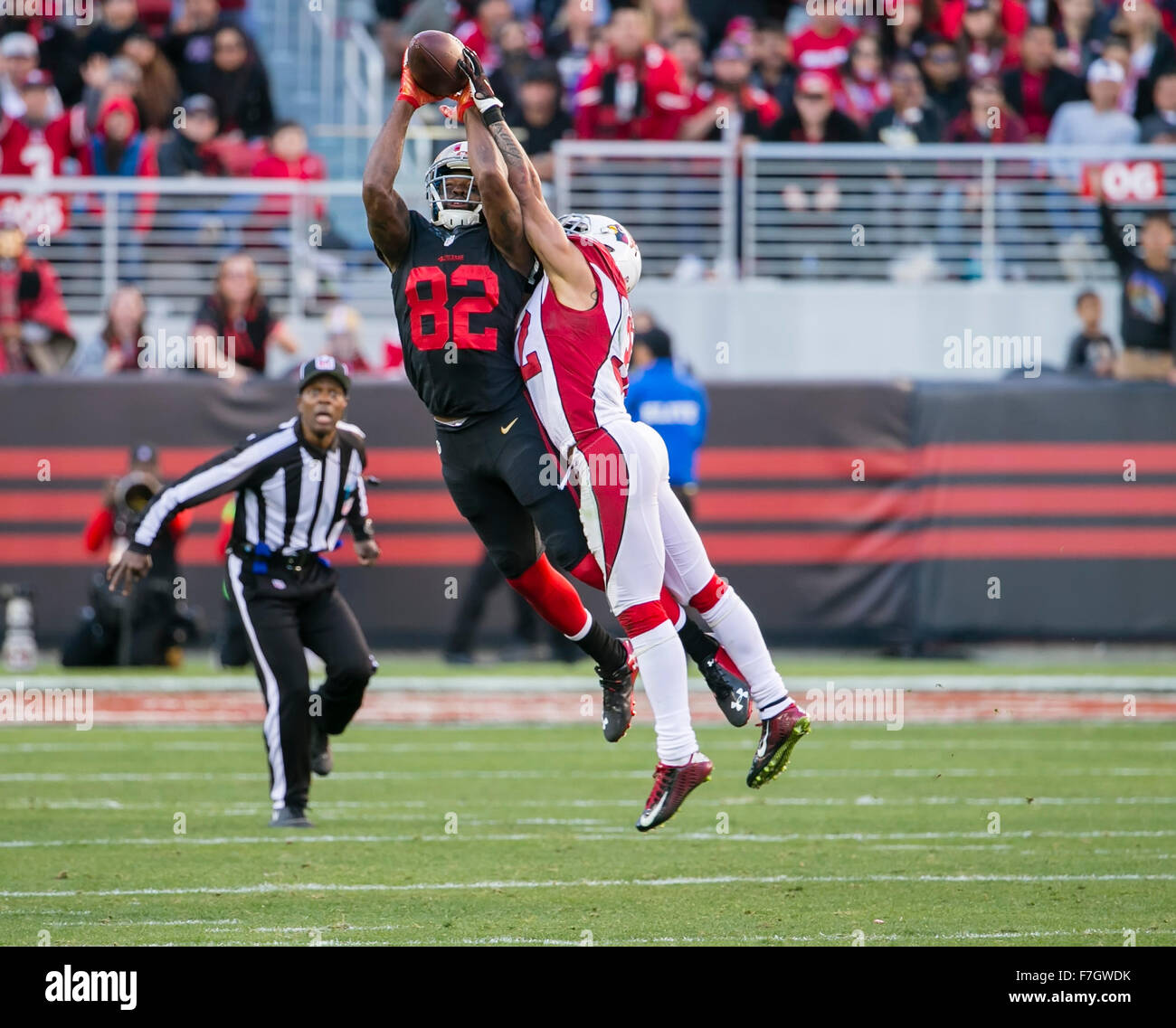 Leaping football catch hi-res stock photography and images - Alamy