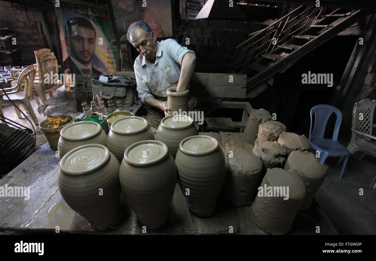 Gaza, Palestine. 30th Nov, 2015. A Palestinian potter works in a ...