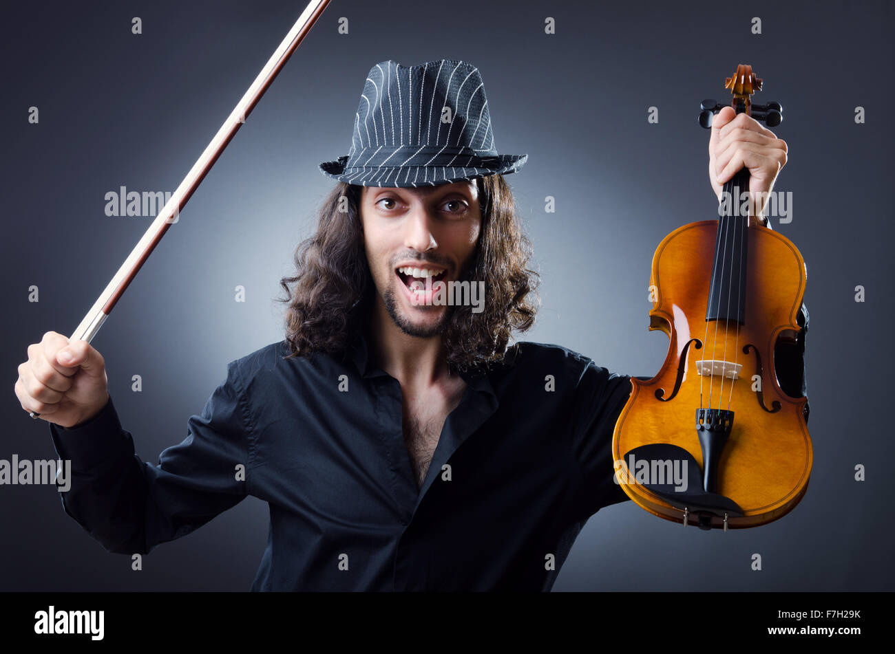 Gypsy violin player in studio Stock Photo - Alamy