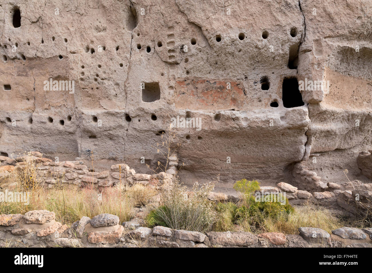 Indian native american ruins cliff dwellings hi-res stock photography ...