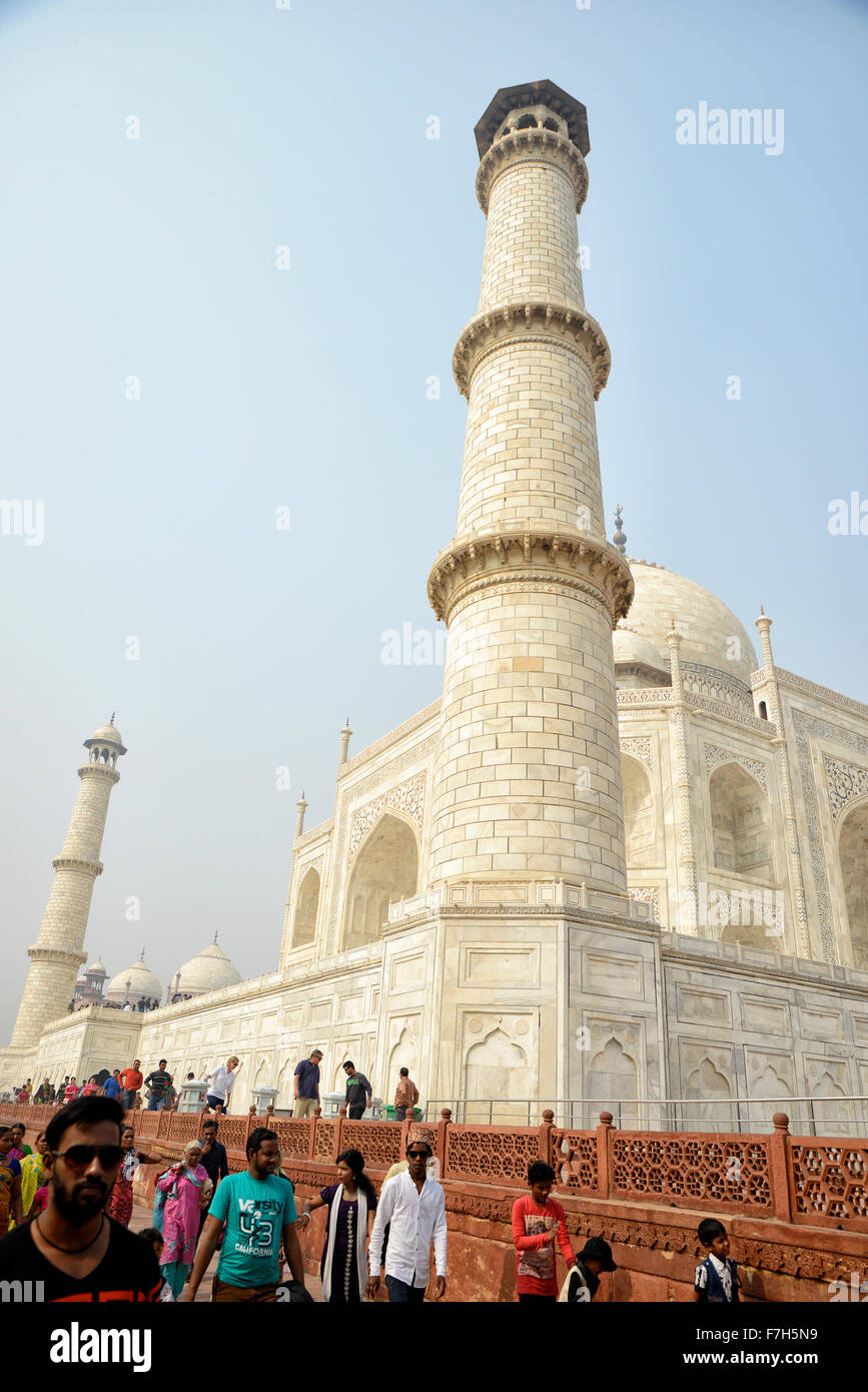 Taj mahal india crowded hi-res stock photography and images - Alamy