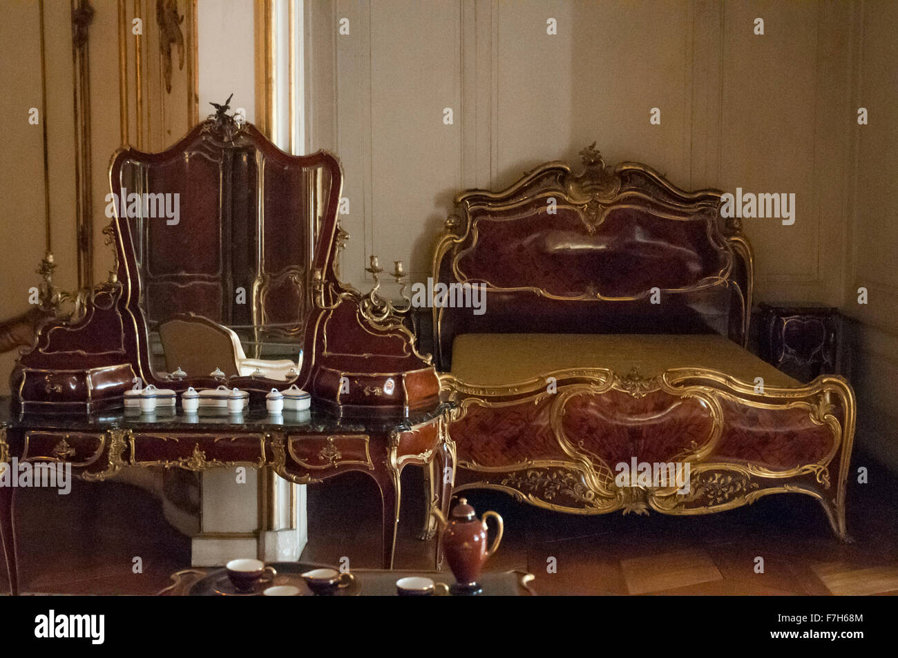 Royal bedchamber hi-res stock photography and images - Alamy