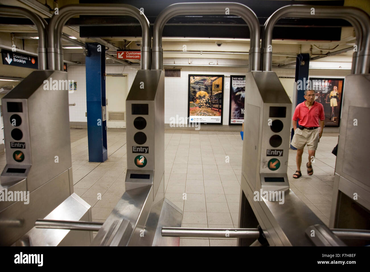 New york subway turnstile hi-res stock photography and images - Alamy