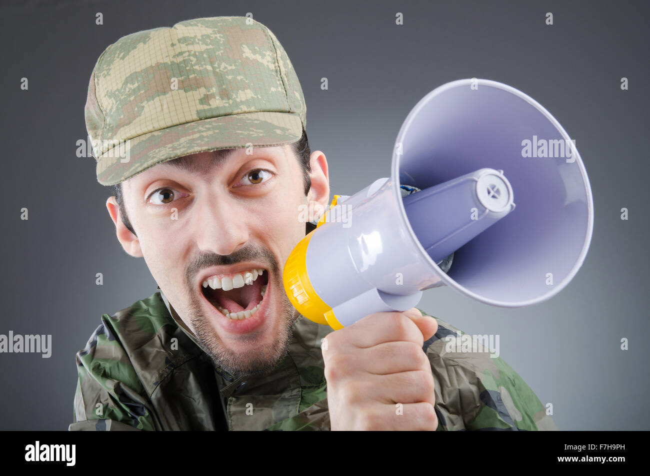 Army officer shouting hi-res stock photography and images - Alamy
